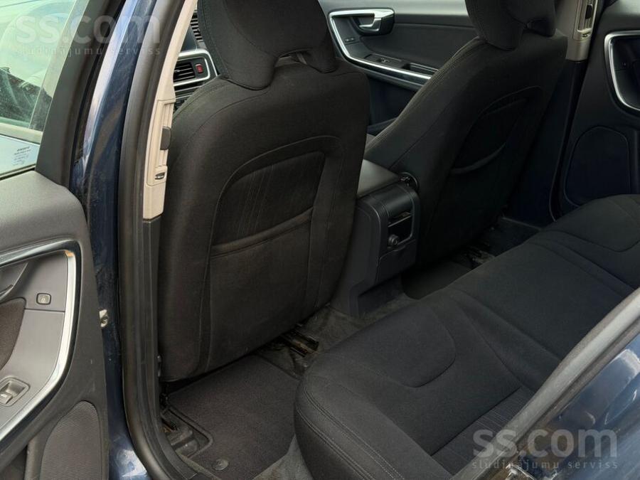 Blue Volvo V60 2012 in Riga, with an engine capacity of 1.60 L and mileage of 379 thousand km for 3380 €, photo 10 on AUTOMOTO.COM.LV