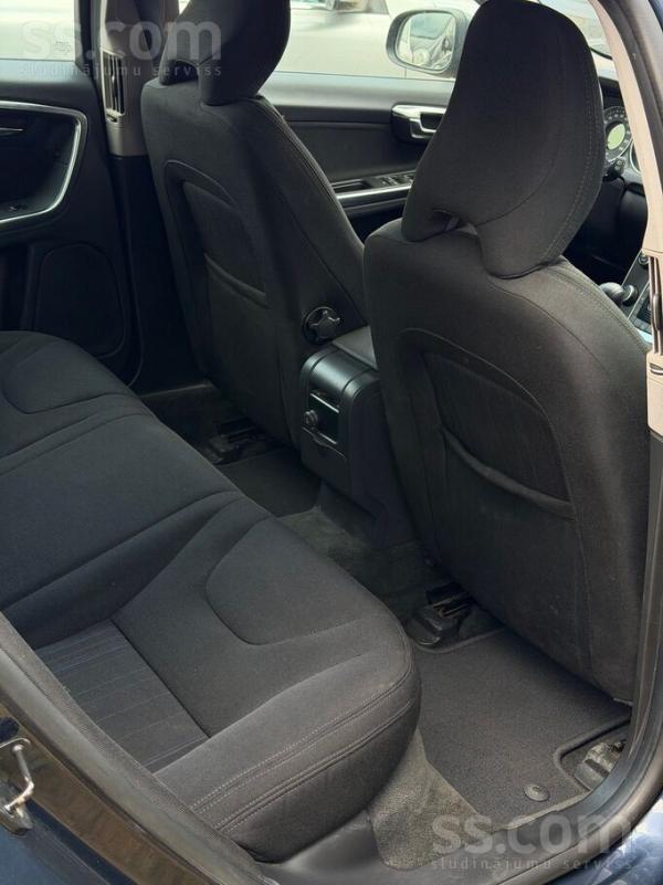 Blue Volvo V60 2012 in Riga, with an engine capacity of 1.60 L and mileage of 379 thousand km for 3380 €, photo 10 on AUTOMOTO.COM.LV