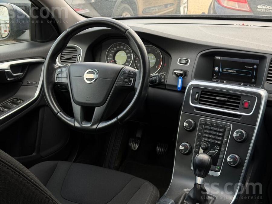 Blue Volvo V60 2012 in Riga, with an engine capacity of 1.60 L and mileage of 379 thousand km for 3380 €, photo 12 on AUTOMOTO.COM.LV