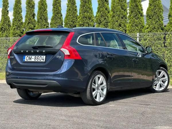 Zils Volvo V60 2012 Jelgava, ar dzinēja tilpumu 2.00 L un nobraukumu 304 tūkst. km par 6490 €, foto 4 vietnē AUTOMOTO.COM.LV