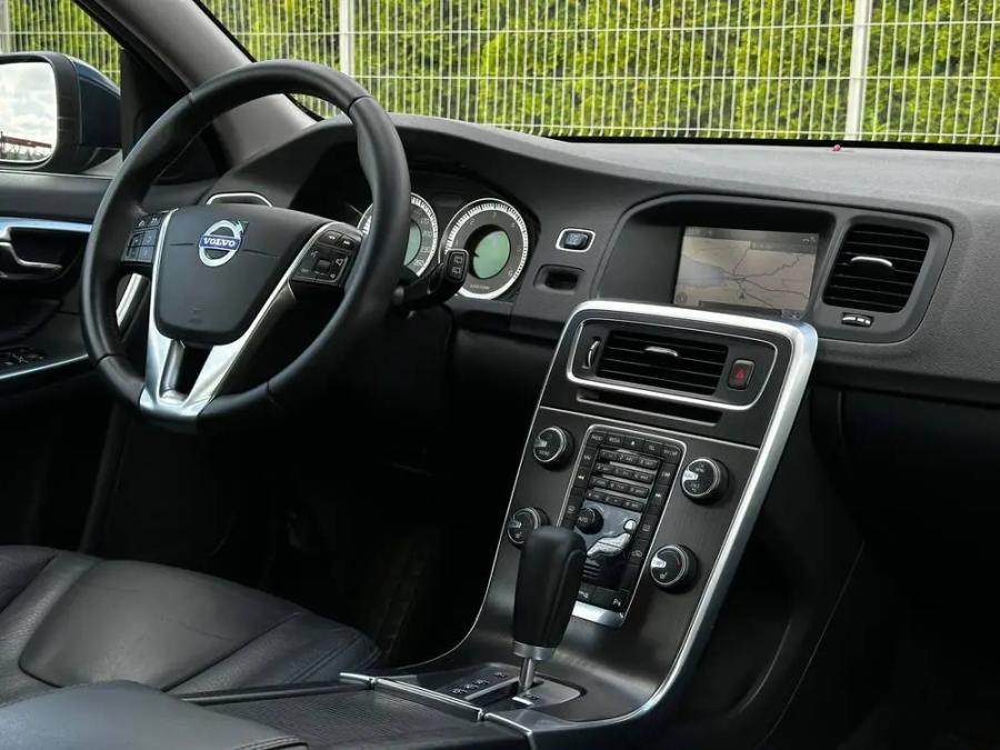 Blue Volvo V60 2012 in Jelgava, with an engine capacity of 2.00 L and mileage of 304 thousand km for 6490 €, photo 11 on AUTOMOTO.COM.LV