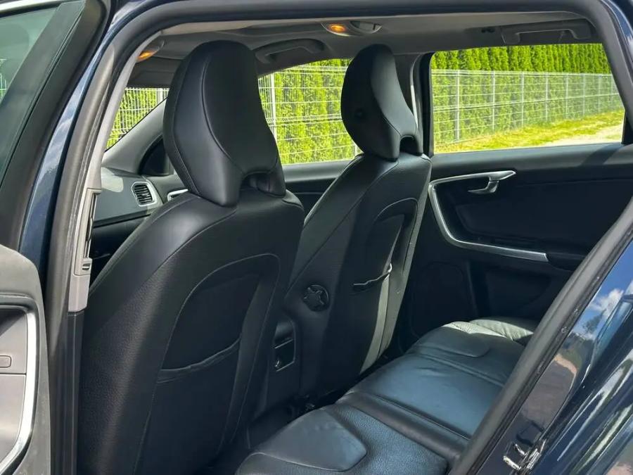 Blue Volvo V60 2012 in Jelgava, with an engine capacity of 2.00 L and mileage of 304 thousand km for 6490 €, photo 12 on AUTOMOTO.COM.LV
