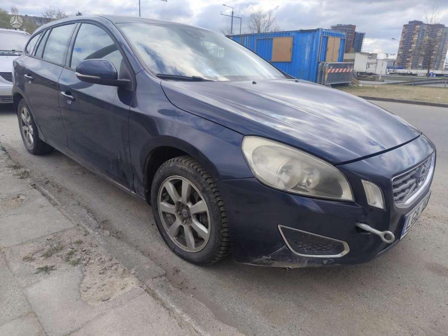 Blue Volvo V60 2012 in Vilnius, with an engine capacity of 2.40 L and mileage of 330 thousand km for 1750 €, photo 3 on AUTOMOTO.COM.LV