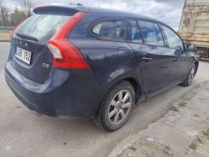 Blue Volvo V60 2012 in Vilnius, with an engine capacity of 2.40 L and mileage of 330 thousand km for 1750 €, photo 4 on AUTOMOTO.COM.LV