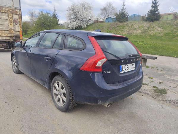 Blue Volvo V60 2012 in Vilnius, with an engine capacity of 2.40 L and mileage of 330 thousand km for 1750 €, photo 4 on AUTOMOTO.COM.LV