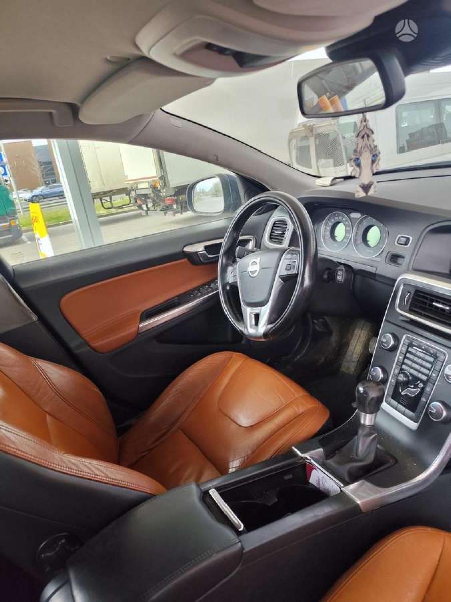 Blue Volvo V60 2012 in Vilnius, with an engine capacity of 2.40 L and mileage of 330 thousand km for 1750 €, photo 6 on AUTOMOTO.COM.LV