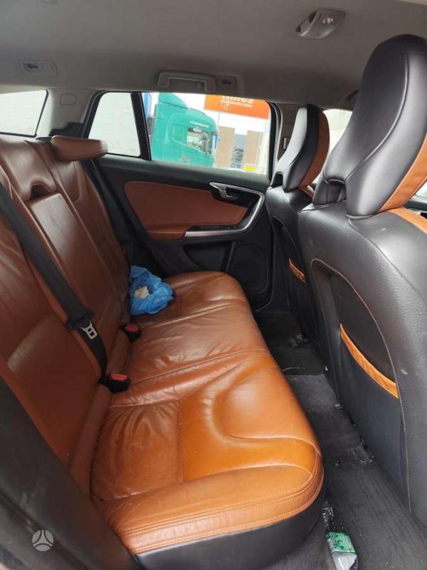 Blue Volvo V60 2012 in Vilnius, with an engine capacity of 2.40 L and mileage of 330 thousand km for 1750 €, photo 6 on AUTOMOTO.COM.LV