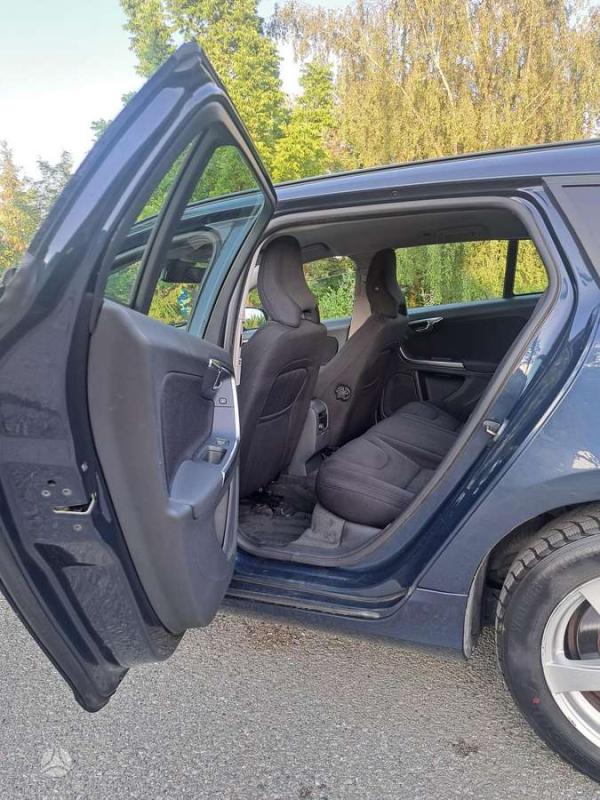 Blue Volvo V60 2012 in Marijampole, with an engine capacity of 1.56 L and mileage of 368 thousand km for 4600 €, photo 5 on AUTOMOTO.COM.LV