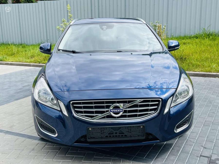 Blue Volvo V60 2012 in Prienai, with an engine capacity of 1.98 L and mileage of 358 thousand km for 5499 €, photo 3 on AUTOMOTO.COM.LV