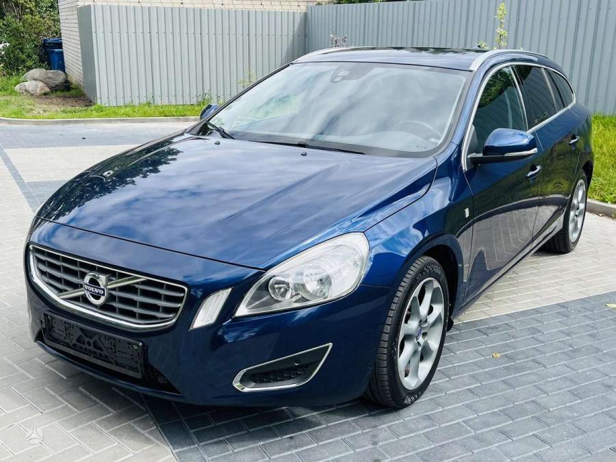 Blue Volvo V60 2012 in Prienai, with an engine capacity of 1.98 L and mileage of 358 thousand km for 5499 €, photo 4 on AUTOMOTO.COM.LV