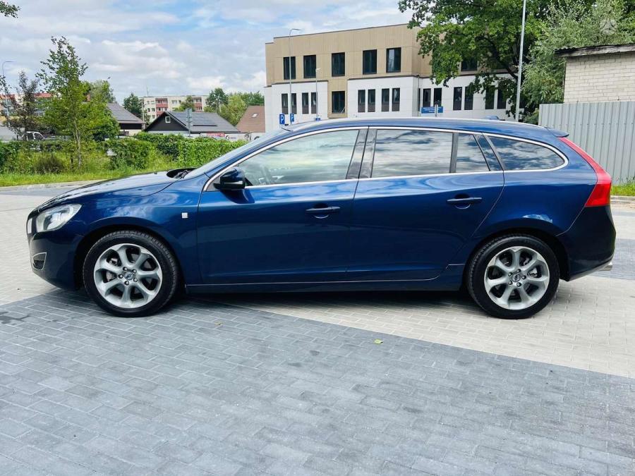 Blue Volvo V60 2012 in Prienai, with an engine capacity of 1.98 L and mileage of 358 thousand km for 5499 €, photo 5 on AUTOMOTO.COM.LV