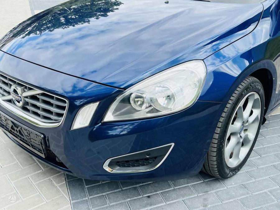 Blue Volvo V60 2012 in Prienai, with an engine capacity of 1.98 L and mileage of 358 thousand km for 5499 €, photo 9 on AUTOMOTO.COM.LV