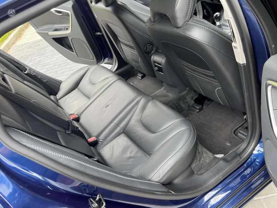 Blue Volvo V60 2012 in Prienai, with an engine capacity of 1.98 L and mileage of 358 thousand km for 5499 €, photo 16 on AUTOMOTO.COM.LV
