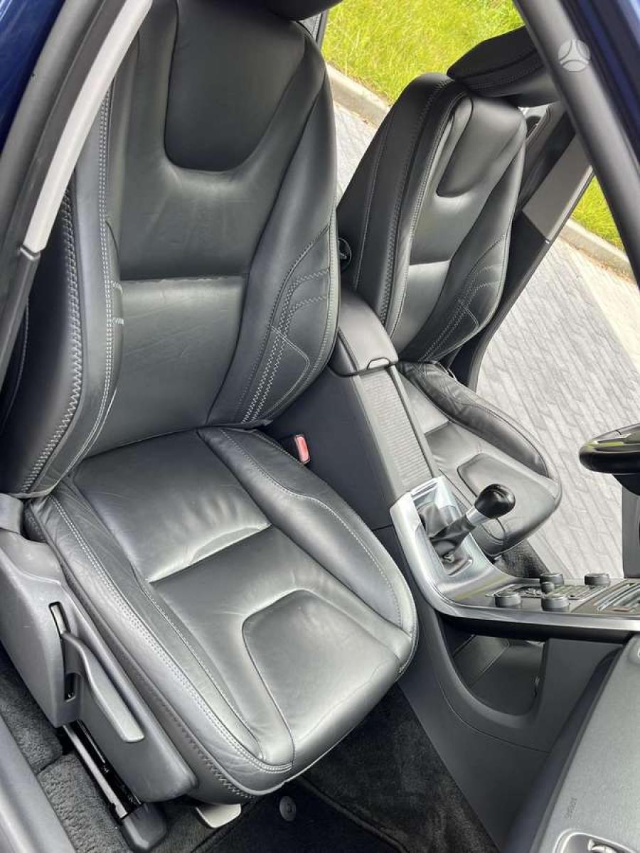 Blue Volvo V60 2012 in Prienai, with an engine capacity of 1.98 L and mileage of 358 thousand km for 5499 €, photo 17 on AUTOMOTO.COM.LV