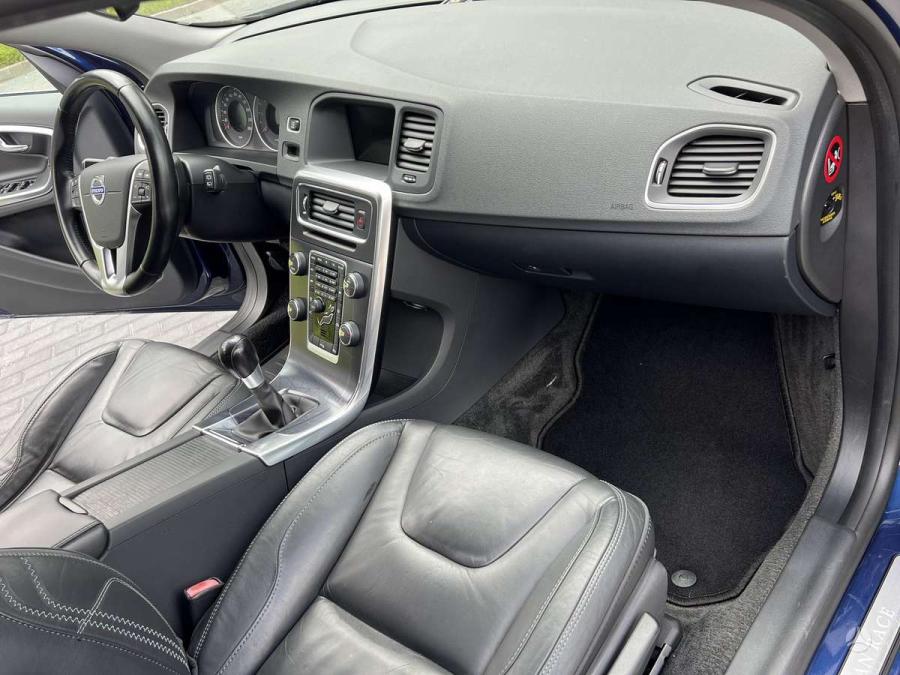 Blue Volvo V60 2012 in Prienai, with an engine capacity of 1.98 L and mileage of 358 thousand km for 5499 €, photo 18 on AUTOMOTO.COM.LV
