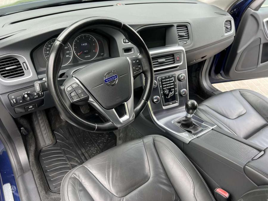 Blue Volvo V60 2012 in Prienai, with an engine capacity of 1.98 L and mileage of 358 thousand km for 5499 €, photo 21 on AUTOMOTO.COM.LV