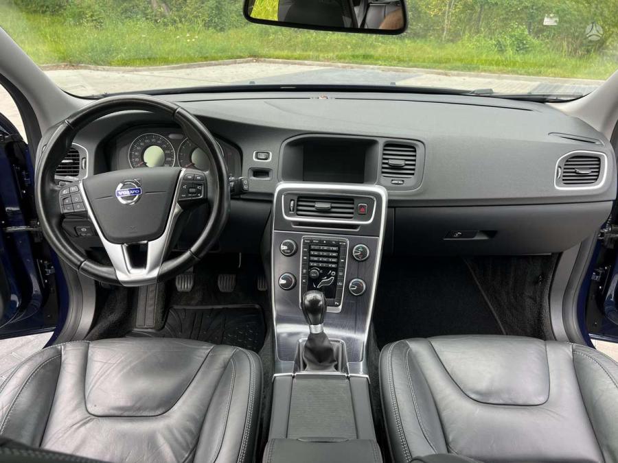 Blue Volvo V60 2012 in Prienai, with an engine capacity of 1.98 L and mileage of 358 thousand km for 5499 €, photo 23 on AUTOMOTO.COM.LV