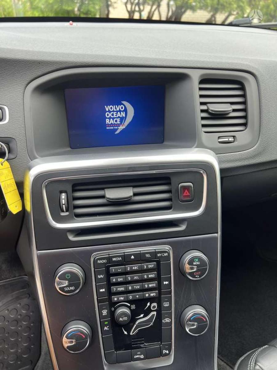 Blue Volvo V60 2012 in Prienai, with an engine capacity of 1.98 L and mileage of 358 thousand km for 5499 €, photo 29 on AUTOMOTO.COM.LV
