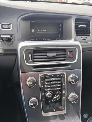 Zils Volvo V60 2012 Viļņa, ar dzinēja tilpumu 1.98 L un nobraukumu 291 tūkst. km par 5790 €, foto 24 vietnē AUTOMOTO.COM.LV