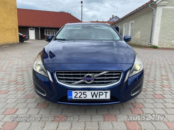 Zils Volvo V60 2012 Paide, ar dzinēja tilpumu 2.00 L un nobraukumu 337 tūkst. km par 5990 €, foto 2 vietnē AUTOMOTO.COM.LV