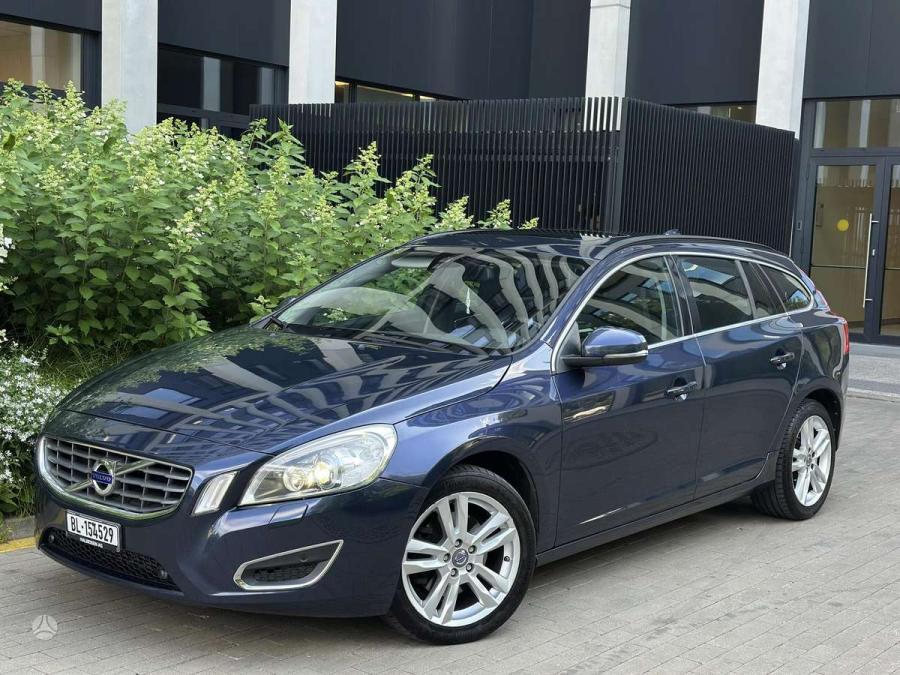 Blue Volvo V60 2012 in Vilnius, with an engine capacity of 2.00 L and mileage of 298 thousand km for 4800 €, photo 1 on AUTOMOTO.COM.LV