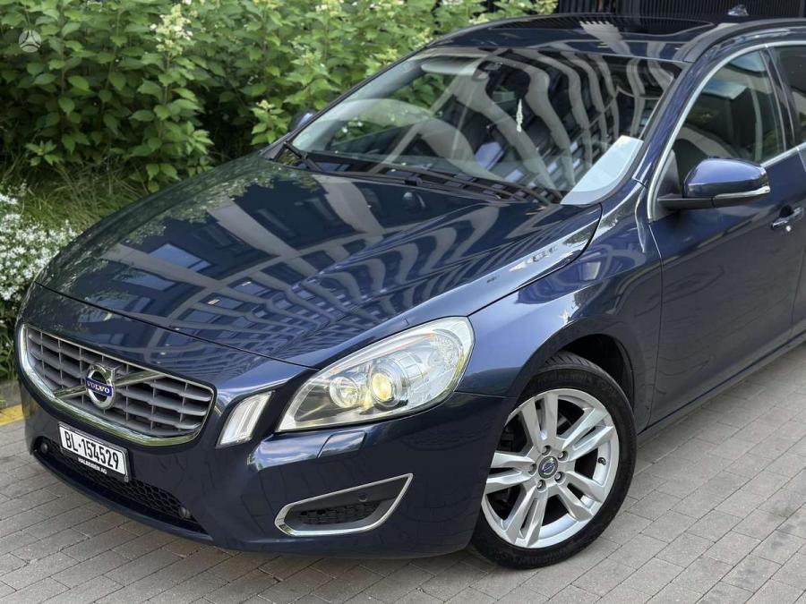 Blue Volvo V60 2012 in Vilnius, with an engine capacity of 2.00 L and mileage of 298 thousand km for 4800 €, photo 3 on AUTOMOTO.COM.LV