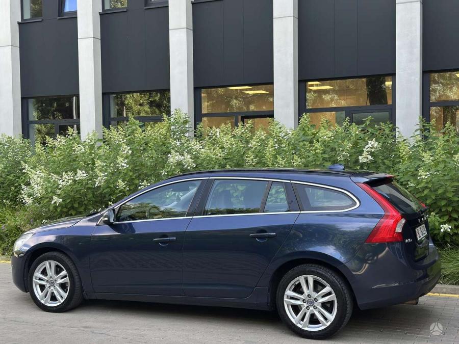 Blue Volvo V60 2012 in Vilnius, with an engine capacity of 2.00 L and mileage of 298 thousand km for 4800 €, photo 4 on AUTOMOTO.COM.LV