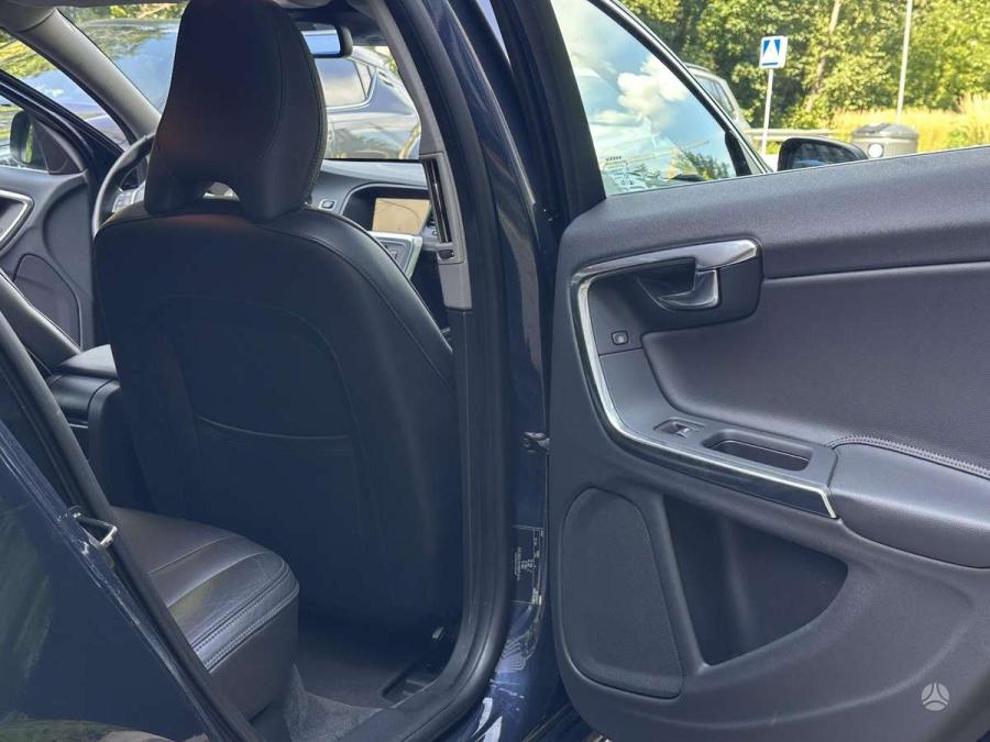 Blue Volvo V60 2012 in Vilnius, with an engine capacity of 2.00 L and mileage of 298 thousand km for 4800 €, photo 16 on AUTOMOTO.COM.LV