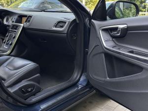 Blue Volvo V60 2012 in Vilnius, with an engine capacity of 2.00 L and mileage of 298 thousand km for 4800 €, photo 19 on AUTOMOTO.COM.LV