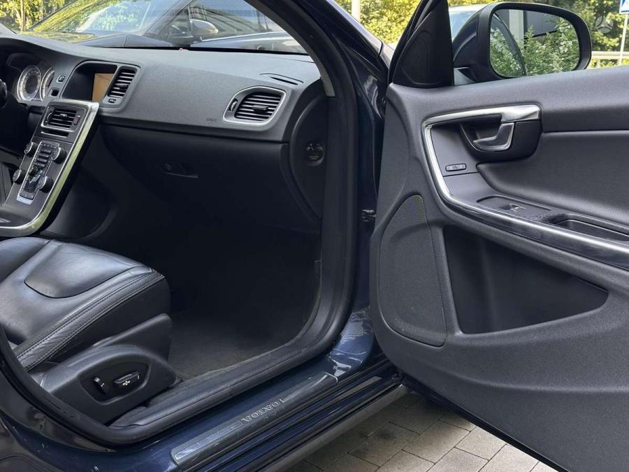 Blue Volvo V60 2012 in Vilnius, with an engine capacity of 2.00 L and mileage of 298 thousand km for 4800 €, photo 19 on AUTOMOTO.COM.LV