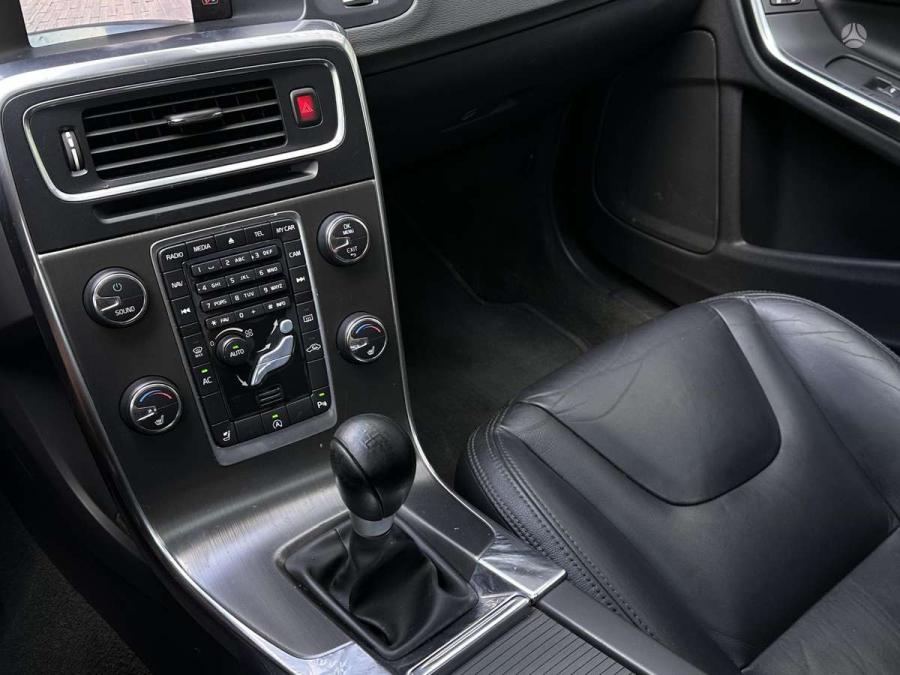 Blue Volvo V60 2012 in Vilnius, with an engine capacity of 2.00 L and mileage of 298 thousand km for 4800 €, photo 29 on AUTOMOTO.COM.LV