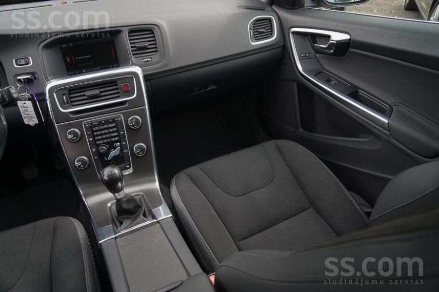 Zils Volvo V60 2012 Rīga, ar dzinēja tilpumu 2.00 L un nobraukumu 209 tūkst. km par 6990 €, foto 12 vietnē AUTOMOTO.COM.LV