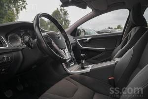 Zils Volvo V60 2012 Rīga, ar dzinēja tilpumu 2.00 L un nobraukumu 209 tūkst. km par 6990 €, foto 13 vietnē AUTOMOTO.COM.LV