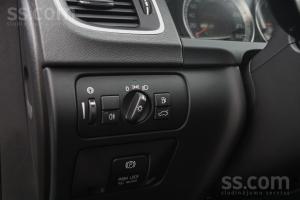 Zils Volvo V60 2012 Rīga, ar dzinēja tilpumu 2.00 L un nobraukumu 209 tūkst. km par 6990 €, foto 22 vietnē AUTOMOTO.COM.LV