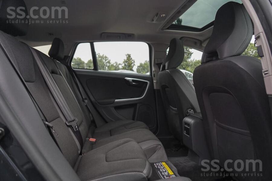 Zils Volvo V60 2012 Rīga, ar dzinēja tilpumu 2.00 L un nobraukumu 209 tūkst. km par 6990 €, foto 23 vietnē AUTOMOTO.COM.LV