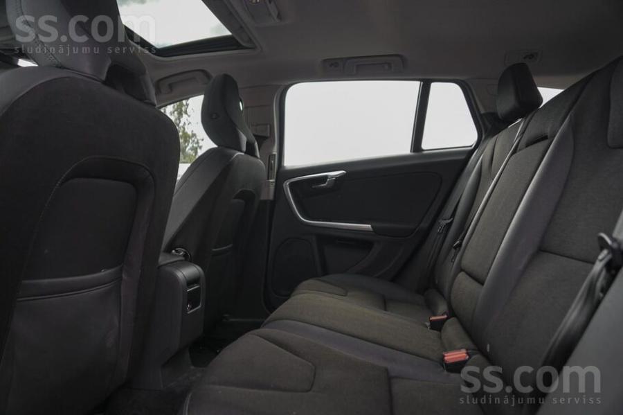 Zils Volvo V60 2012 Rīga, ar dzinēja tilpumu 2.00 L un nobraukumu 209 tūkst. km par 6990 €, foto 25 vietnē AUTOMOTO.COM.LV