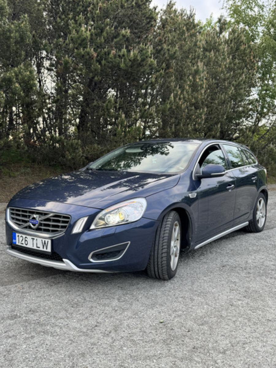 Zils Volvo V60 2012 Mardu, ar dzinēja tilpumu 2.00 L un nobraukumu 305 tūkst. km par 5800 €, foto 3 vietnē AUTOMOTO.COM.LV