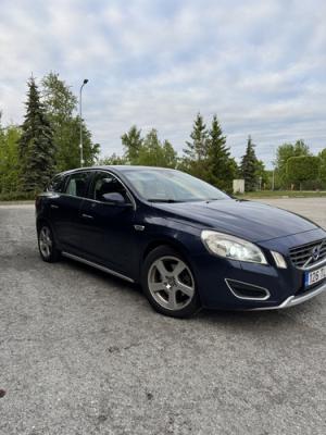 Zils Volvo V60 2012 Mardu, ar dzinēja tilpumu 2.00 L un nobraukumu 305 tūkst. km par 5800 €, foto 4 vietnē AUTOMOTO.COM.LV