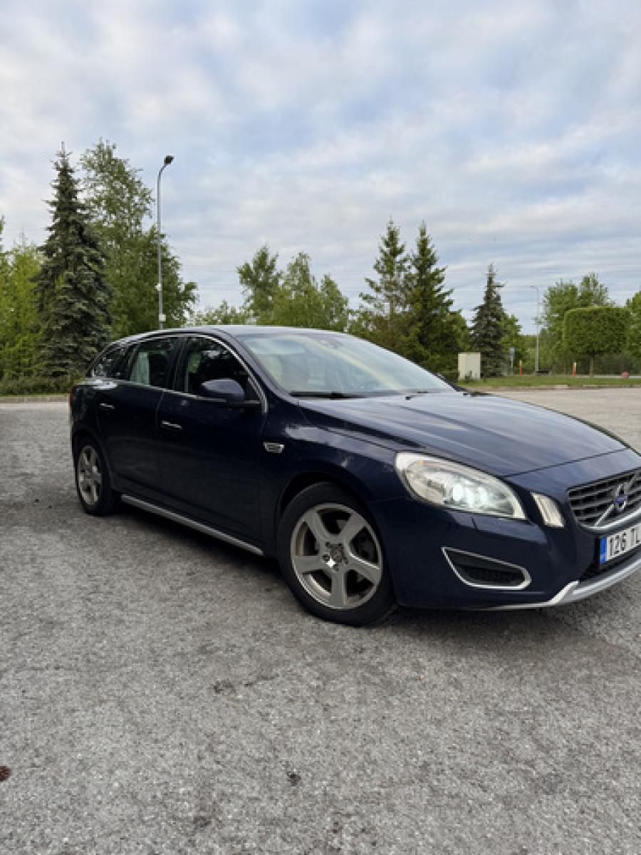 Zils Volvo V60 2012 Mardu, ar dzinēja tilpumu 2.00 L un nobraukumu 305 tūkst. km par 5800 €, foto 4 vietnē AUTOMOTO.COM.LV
