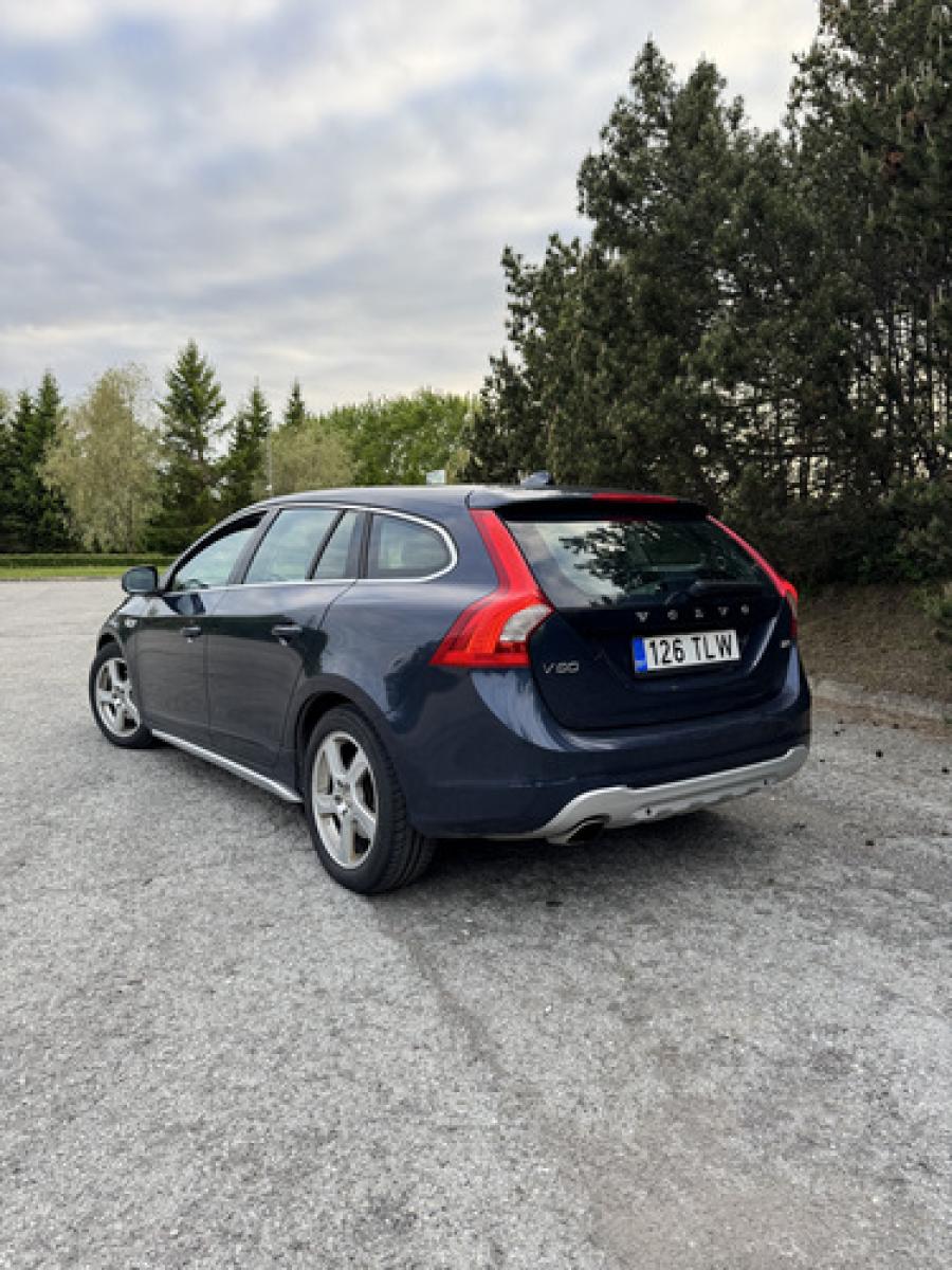 Zils Volvo V60 2012 Mardu, ar dzinēja tilpumu 2.00 L un nobraukumu 305 tūkst. km par 5800 €, foto 5 vietnē AUTOMOTO.COM.LV