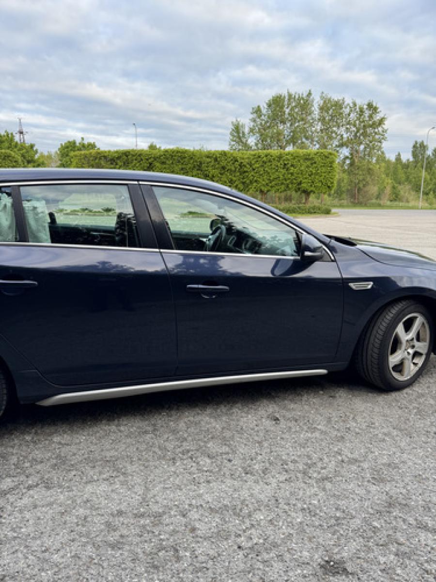 Zils Volvo V60 2012 Mardu, ar dzinēja tilpumu 2.00 L un nobraukumu 305 tūkst. km par 5800 €, foto 7 vietnē AUTOMOTO.COM.LV