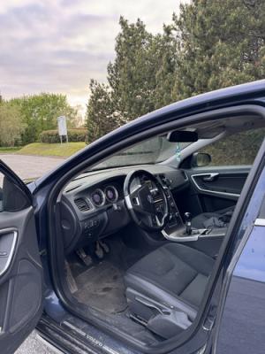 Zils Volvo V60 2012 Mardu, ar dzinēja tilpumu 2.00 L un nobraukumu 305 tūkst. km par 5800 €, foto 8 vietnē AUTOMOTO.COM.LV