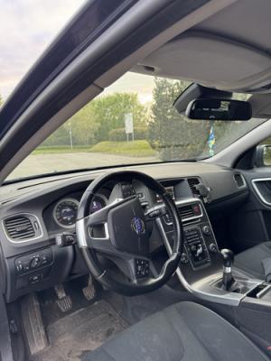 Zils Volvo V60 2012 Mardu, ar dzinēja tilpumu 2.00 L un nobraukumu 305 tūkst. km par 5800 €, foto 9 vietnē AUTOMOTO.COM.LV