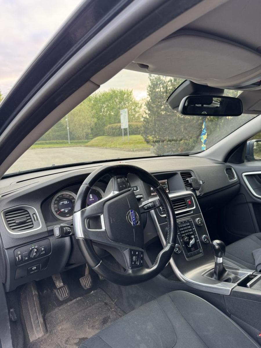 Zils Volvo V60 2012 Mardu, ar dzinēja tilpumu 2.00 L un nobraukumu 305 tūkst. km par 5800 €, foto 17 vietnē AUTOMOTO.COM.LV