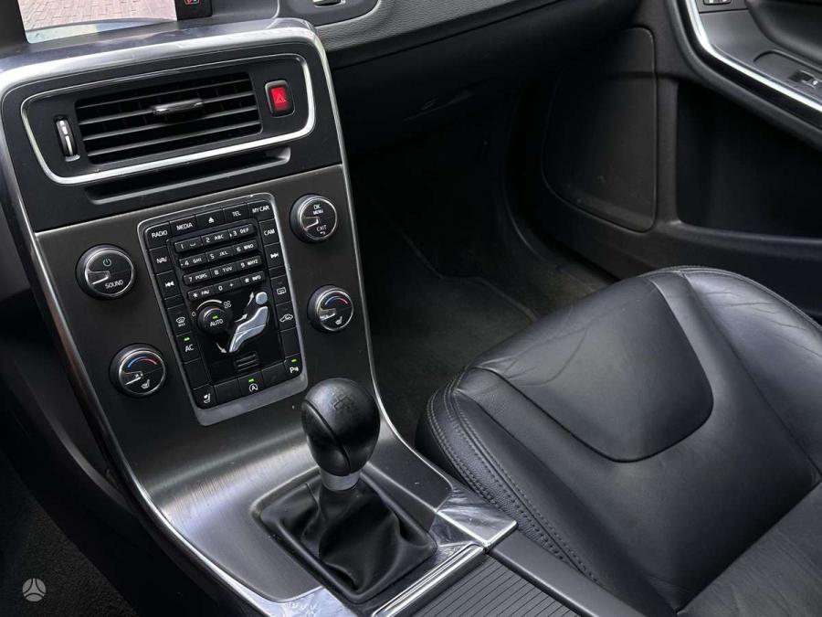 Zils Volvo V60 2012 Viļņa, ar dzinēja tilpumu 1.98 L un nobraukumu 298 tūkst. km par 4450 €, foto 29 vietnē AUTOMOTO.COM.LV