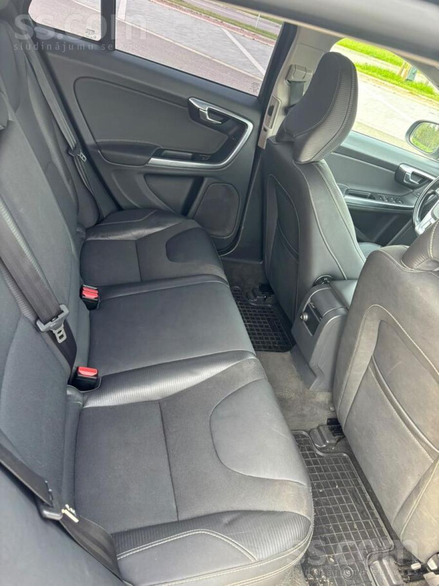 Blue Volvo V60 2012 in Jelgava, with an engine capacity of 1.60 L and mileage of 256 thousand km for 5100 €, photo 4 on AUTOMOTO.COM.LV