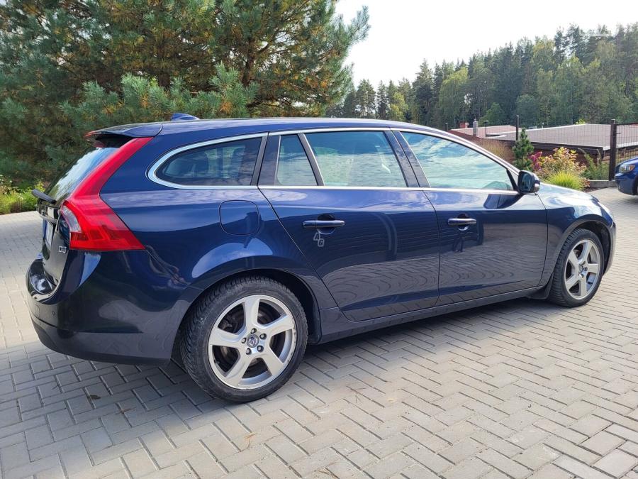 Blue Volvo V60 2012 in Vilnius, with an engine capacity of 2.00 L and mileage of 334 thousand km for 5700 €, photo 4 on AUTOMOTO.COM.LV