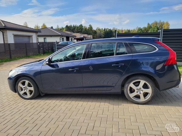 Volvo V60 2012 Viļņa vietnē Zils Volvo V60 2012 Viļņa, ar dzinēja tilpumu 2.00 L un nobraukumu 334 tūkst. km par 5700 €, foto 7 vietnē AUTOMOTO.COM.LV