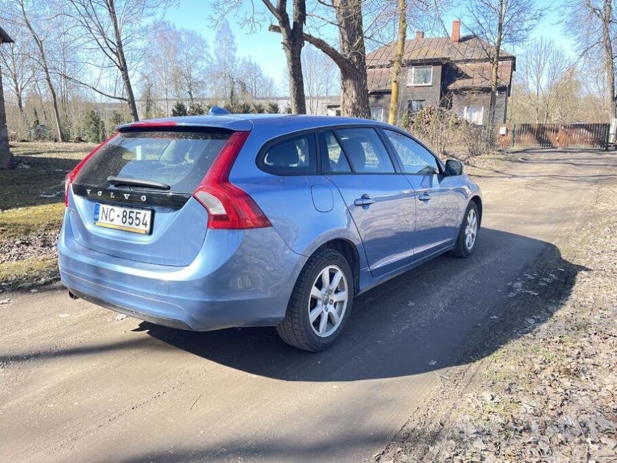 Zils Volvo V60 2013 Jēkabpils, ar dzinēja tilpumu 1.60 L un nobraukumu 283 tūkst. km par 4800 €, foto 4 vietnē AUTOMOTO.COM.LV