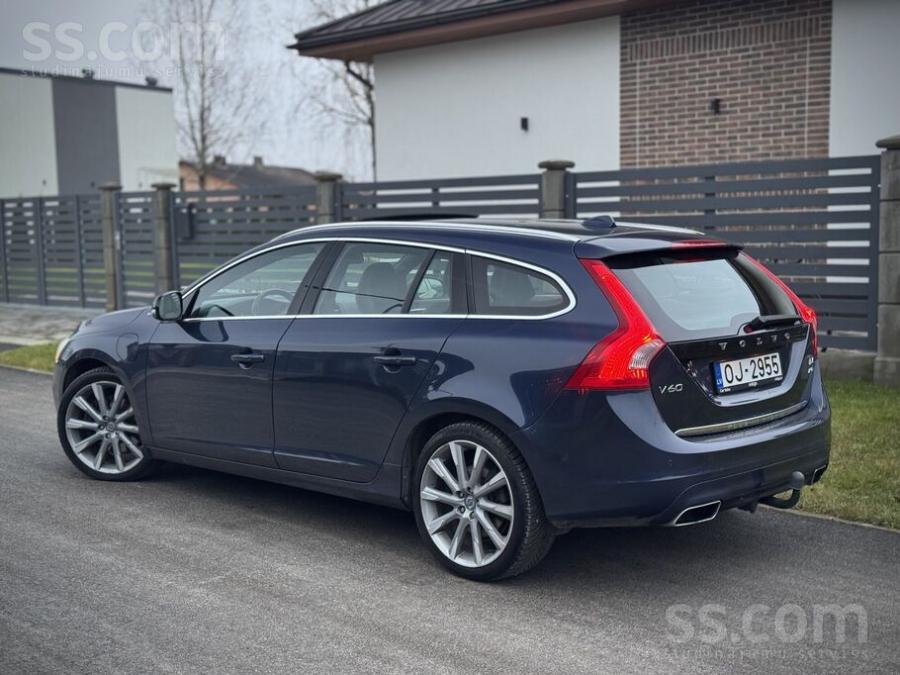Zils Volvo V60 2013 Jelgava, ar dzinēja tilpumu 2.40 L un nobraukumu 227 tūkst. km par 9400 €, foto 2 vietnē AUTOMOTO.COM.LV